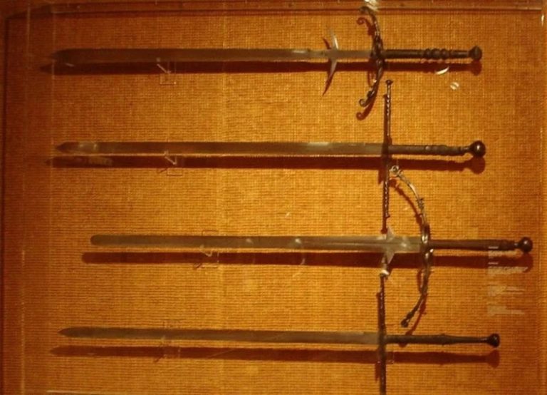 11 Different Types Of Swords [Based On Shape & Size] - RankRed